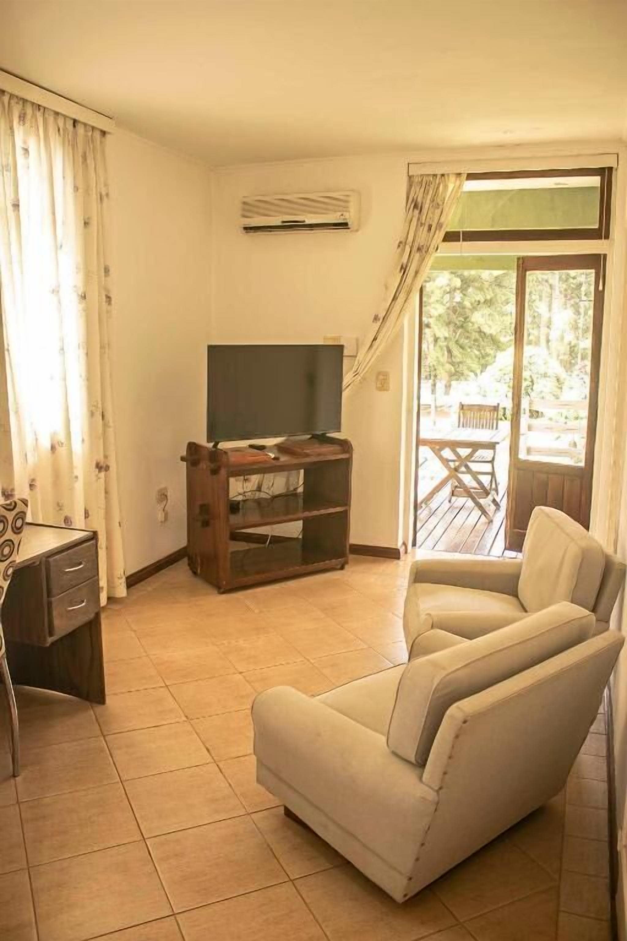 Suíte conforto, sacada, vista para o jardim | Área de estar