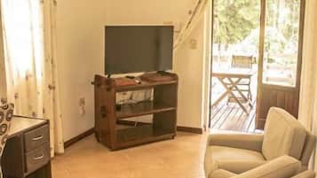 Suíte conforto, sacada, vista para o jardim | Área de estar