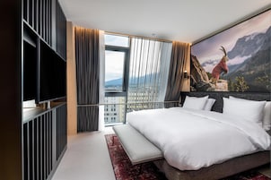 Quarto premium | Cofres nos quartos, escrivaninha, berços grátis, roupa de cama
