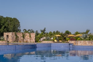 Piscina exterior, nadadores-salvadores no local