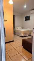 Quarto Económico, 1 cama queen-size, não fumadores | Ferro/tábua de engomar, Wi-fi grátis, roupa de cama fornecida