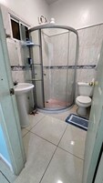 Quarto Duplo Comfort, 2 camas queen-size, não fumadores | Casa de banho | Um polibã, artigos de higiene pessoal grátis, um secador de cabelo