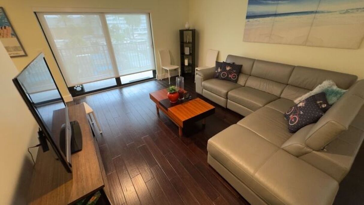 Cozy 3br Steps To Pompano Beach W/ Parking+balcony - Pompano Beach, FL