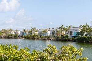 Bungalow, pátio, vista para o lago | Exterior
