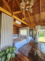 Cabana, vista parcial para o lago | Camas com colchões pillow-top, Wi-Fi de cortesia, roupa de cama