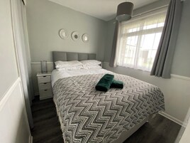 2 quartos, com decoração personalizada, com mobília individualizada 