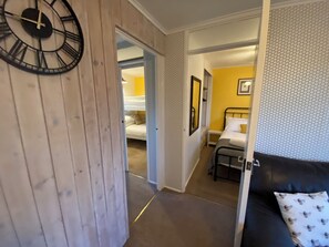 2 quartos, com decoração personalizada, com mobília individualizada 
