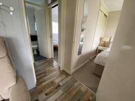 2 quartos, com decoração personalizada, com mobília individualizada 