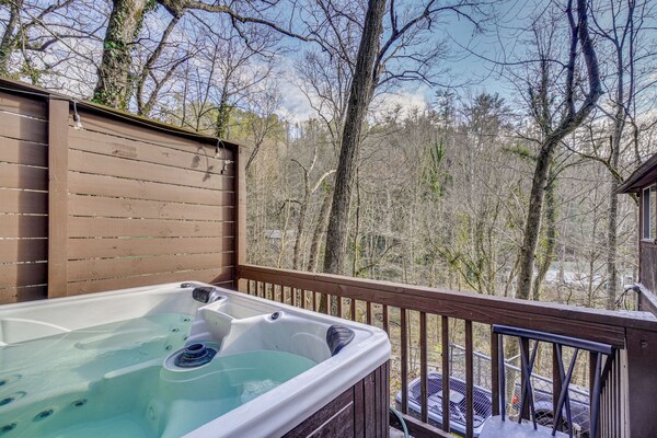 Private Hot Tub! Hillside Smokies Base Camp - Tennessee