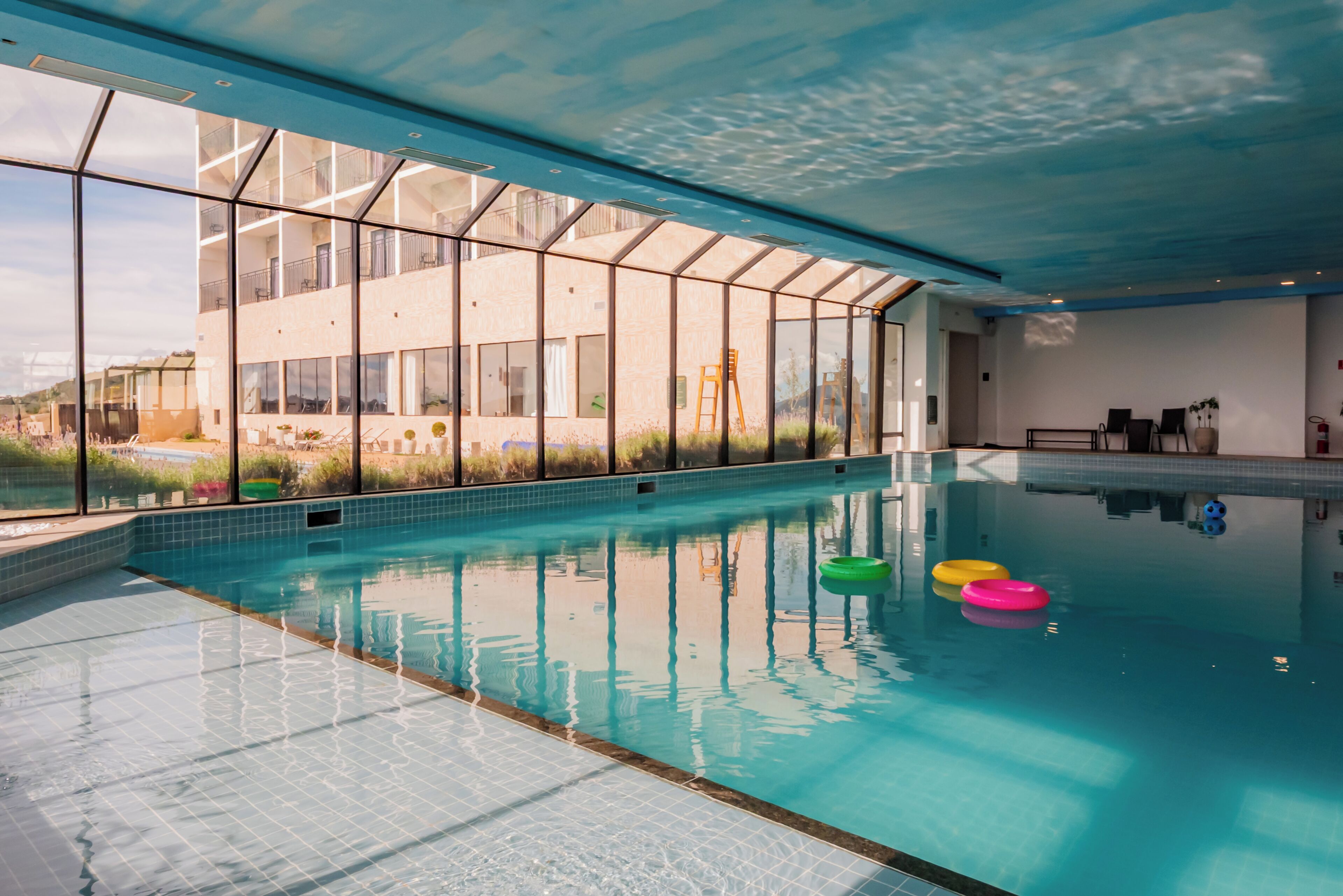 Piscina interior, piscina exterior 