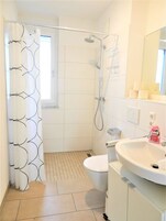 Apartamento em Condomínio Fechado, varanda | Casa de banho