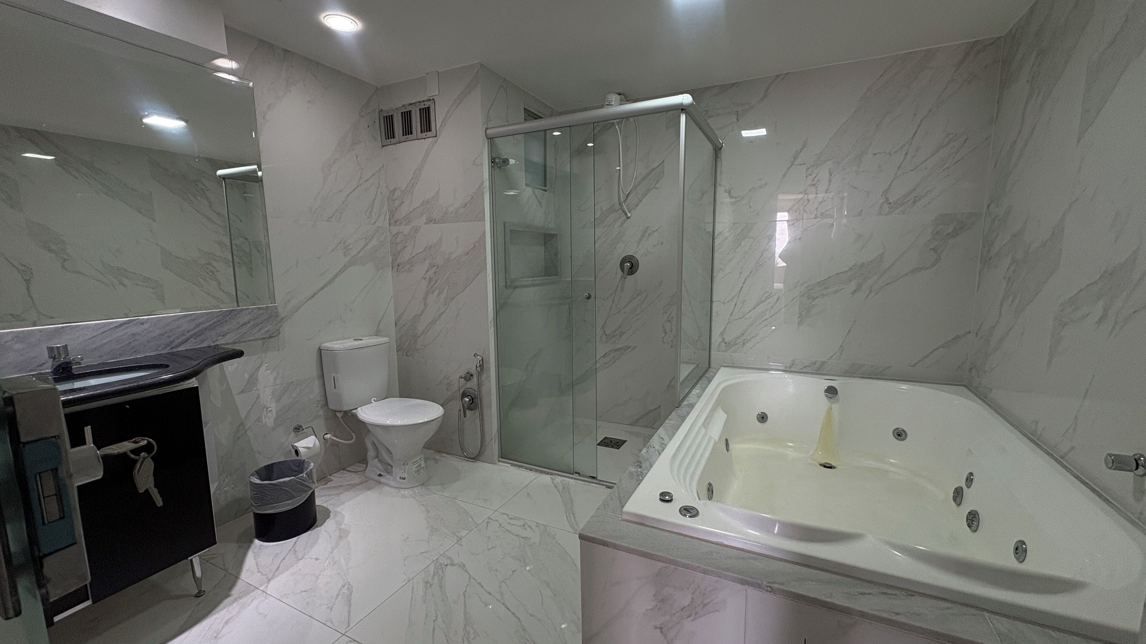 Suite Presidencial | Casa de banho | Toalhas fornecidas, sabão, champô, papel higiénico 
