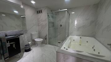 Suite Presidencial | Casa de banho | Toalhas fornecidas, sabão, champô, papel higiénico