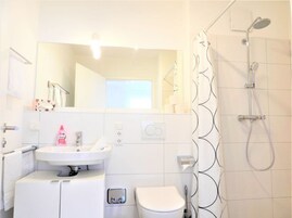 Apartamento em Condomínio Fechado, varanda | Casa de banho