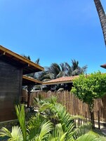 Quarto família, sacada, vista para o jardim | Área da propriedade
