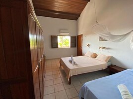 Apartamento superior, sacada, vista para o jardim | Cofres nos quartos, escrivaninha, espaço de trabalho para notebook