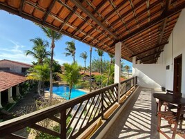 Apartamento superior, sacada, vista para o jardim | Opções para refeição ao ar livre