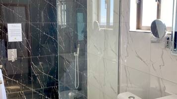 Quarto solteiro clássico, sacada, vista para o oceano | Banheiro | Produtos de toalete grátis, secador de cabelo