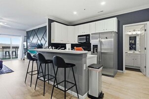 Apartamento em Condomínio Fechado, várias camas, acesso à piscina (View to a Thrill) | Cozinha privada