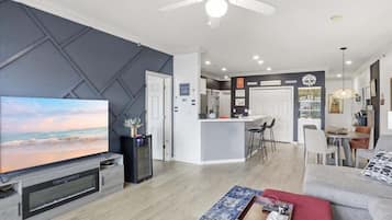 Apartamento em Condomínio Fechado, várias camas, acesso à piscina (View to a Thrill) | Sala de estar