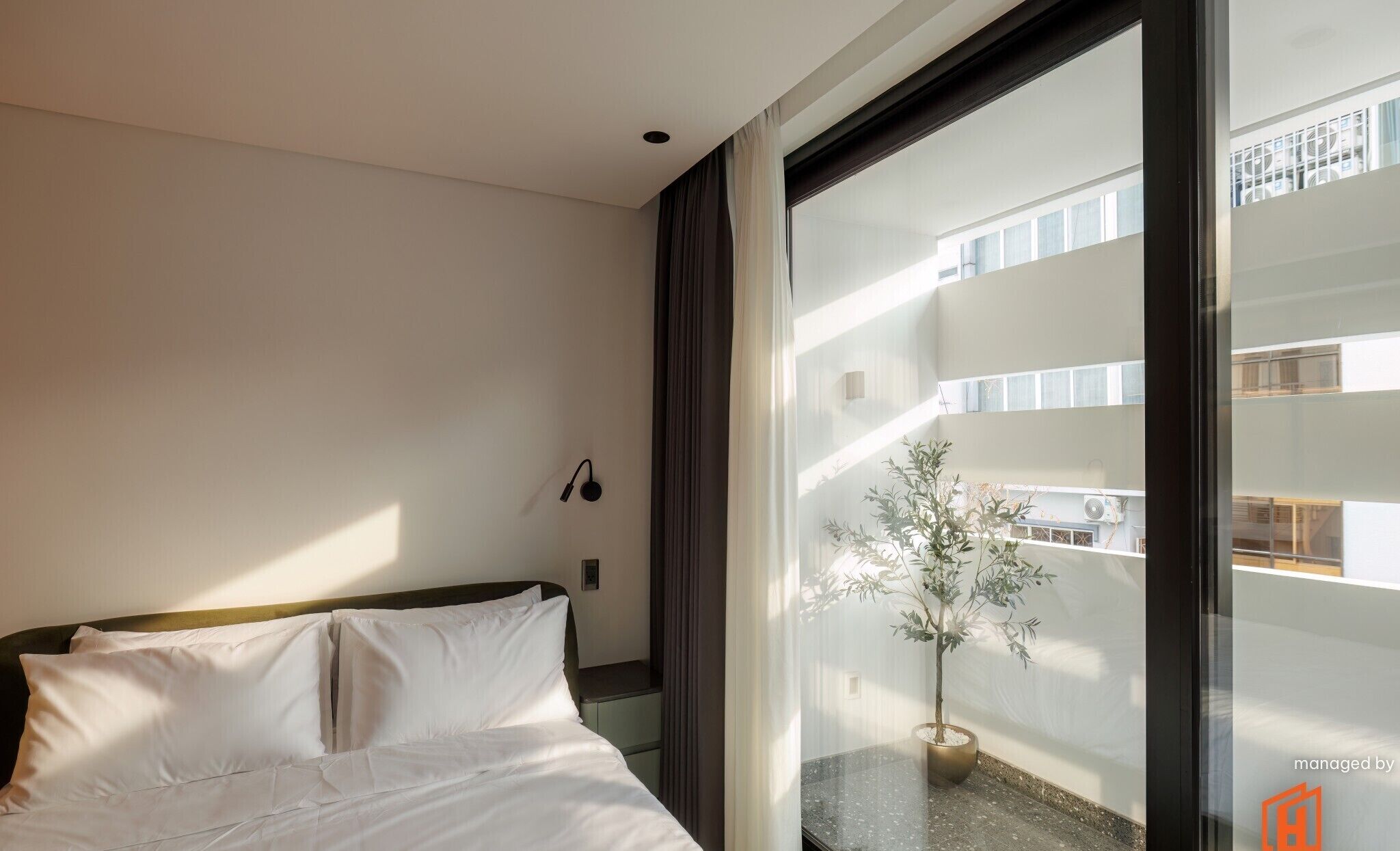Quarto superior, vista para o pátio | Wi-Fi de cortesia, roupa de cama