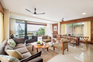 Villa, varanda, vista para a praia | Sala de estar | Smart TV de 50 polegadas com canais digitais 