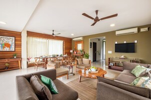 Vila, sacada, vista para a praia | Área de estar | Smart TV 50 polegadas com canais digitais