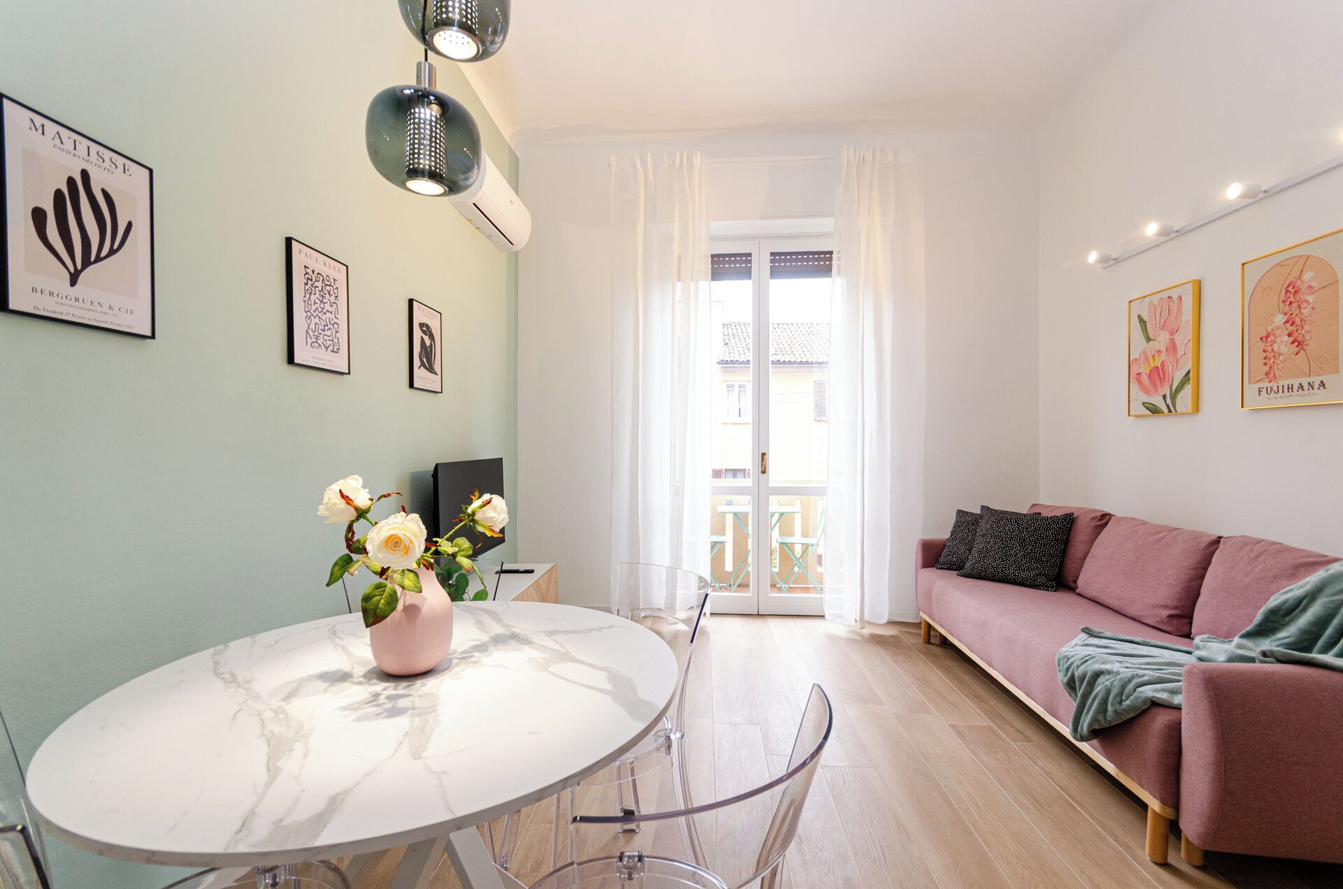 Apartamento, vista para a cidade | Área de estar | Smart TV 40 polegadas com canais digitais