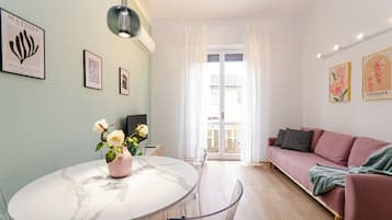 Apartamento, vista para a cidade | Área de estar | Smart TV 40 polegadas com canais digitais