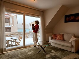 Apartamento | Sala de estar | Smart TV de 35 polegadas com canais por cabo, escritórios 
