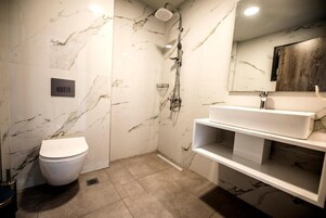 Quarto Duplo Deluxe, vista para a piscina | Casa de banho