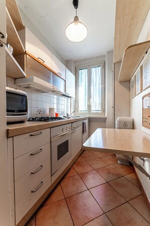 Apartamento superior, vista para o pátio | Cozinha privada | Geladeira, micro-ondas, fogão, cooktop