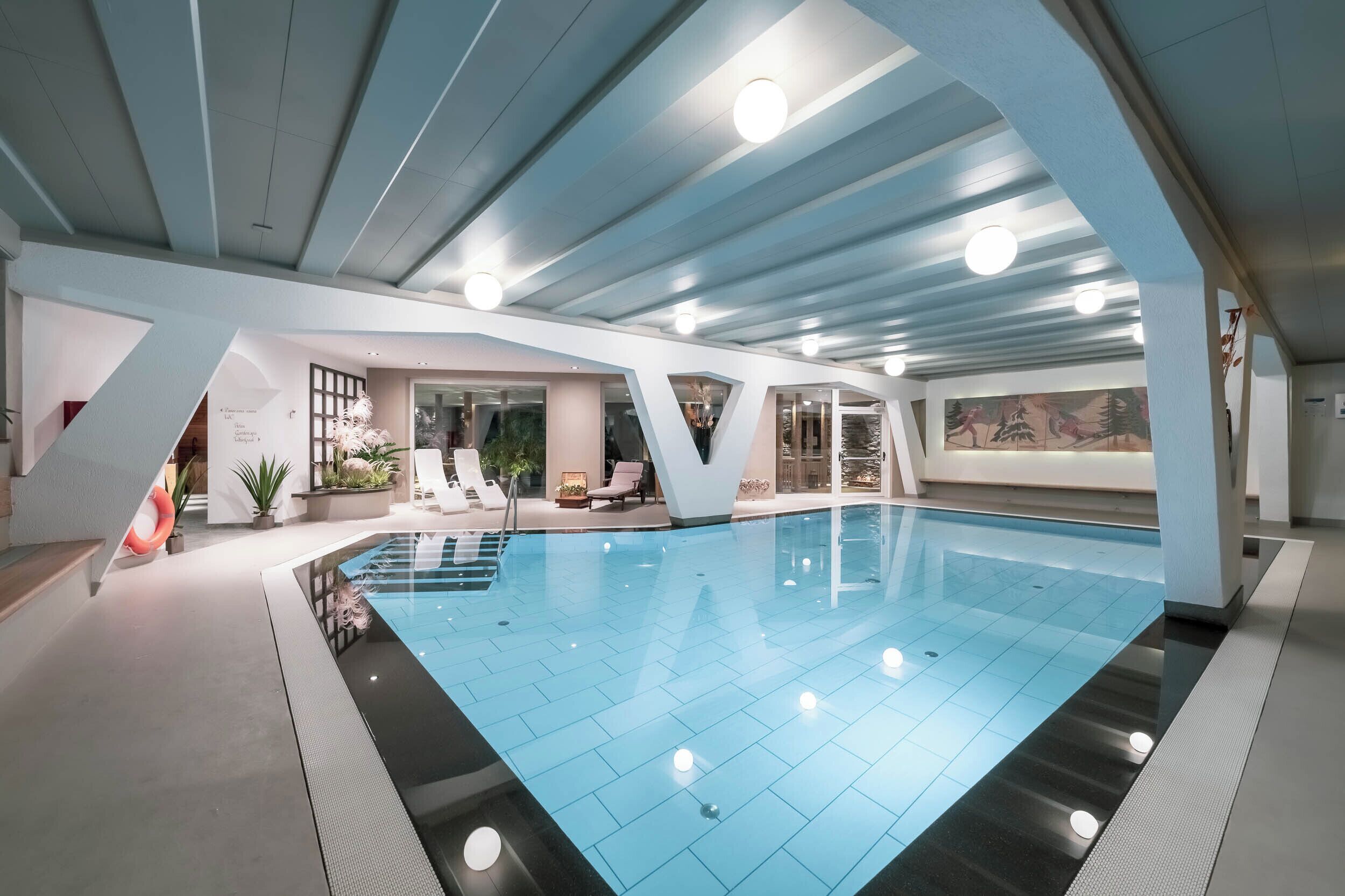 Piscina interior, piscina exterior, da(s) 7:30 à(s) 19:30, guarda-sóis 
