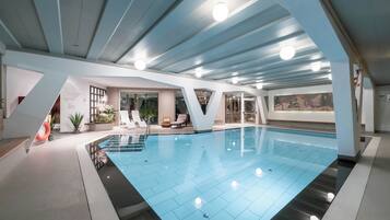 Piscina interior, piscina exterior, da(s) 7:30 à(s) 19:30, guarda-sóis