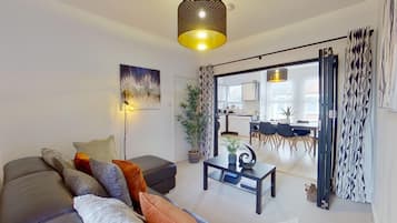 Apartamento Familiar | Sala de estar | Smart TV de 42 polegadas com canais digitais, Netflix