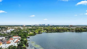 Paisagem urbana com uma grande área de água, edifícios e vegetação.