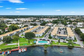 Zona residencial com marina, piscina e estacionamento.