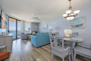 Condo, 2 quartos | Área de estar