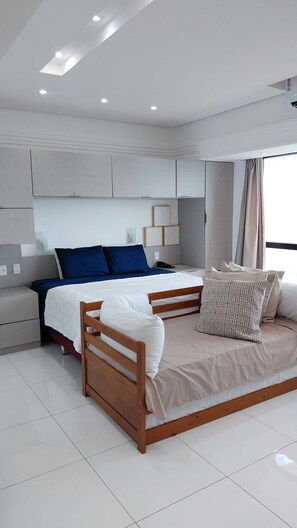 Quarto Duplo Deluxe, vista para a praia | Lençóis de algodão egípcio, roupa de alta qualidade, secretária 