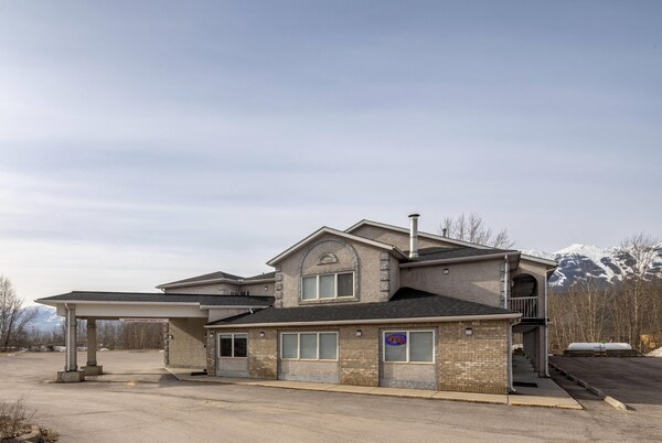 Super 8 By Wyndham Golden - Golden