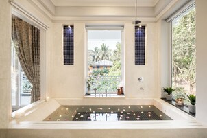 Villa, 4 quartos, piscina privativa | Roupa de alta qualidade, edredões de penas 