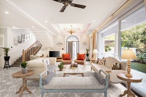 Villa, 4 quartos, piscina privativa | Sala de estar | Smart TV de 52 polegadas com canais digitais 