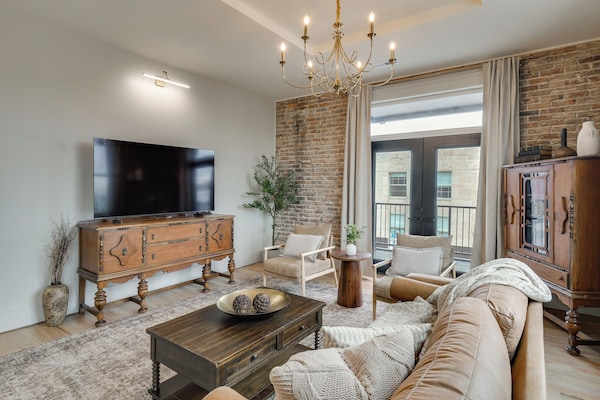 Historic Lawrenceburg Loft: Balcony + Square Views - David Crockett State Park, Lawrenceburg