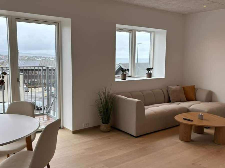 Apartamento Clássico, 2 quartos, varanda | Sala de estar | Smart TV de 55 polegadas com canais digitais, piso aquecido