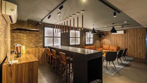 Uma cozinha moderna com bancada, detalhes em madeira e iluminação pendente.