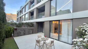 Apartamento Deluxe, pátio, vista para o jardim | Refeições ao ar livre