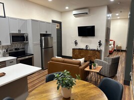 Suíte premier, 1 cama King | Opções para refeição no quarto