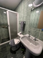 Chuveiro, toalhas de banho, sabonete, shampoo