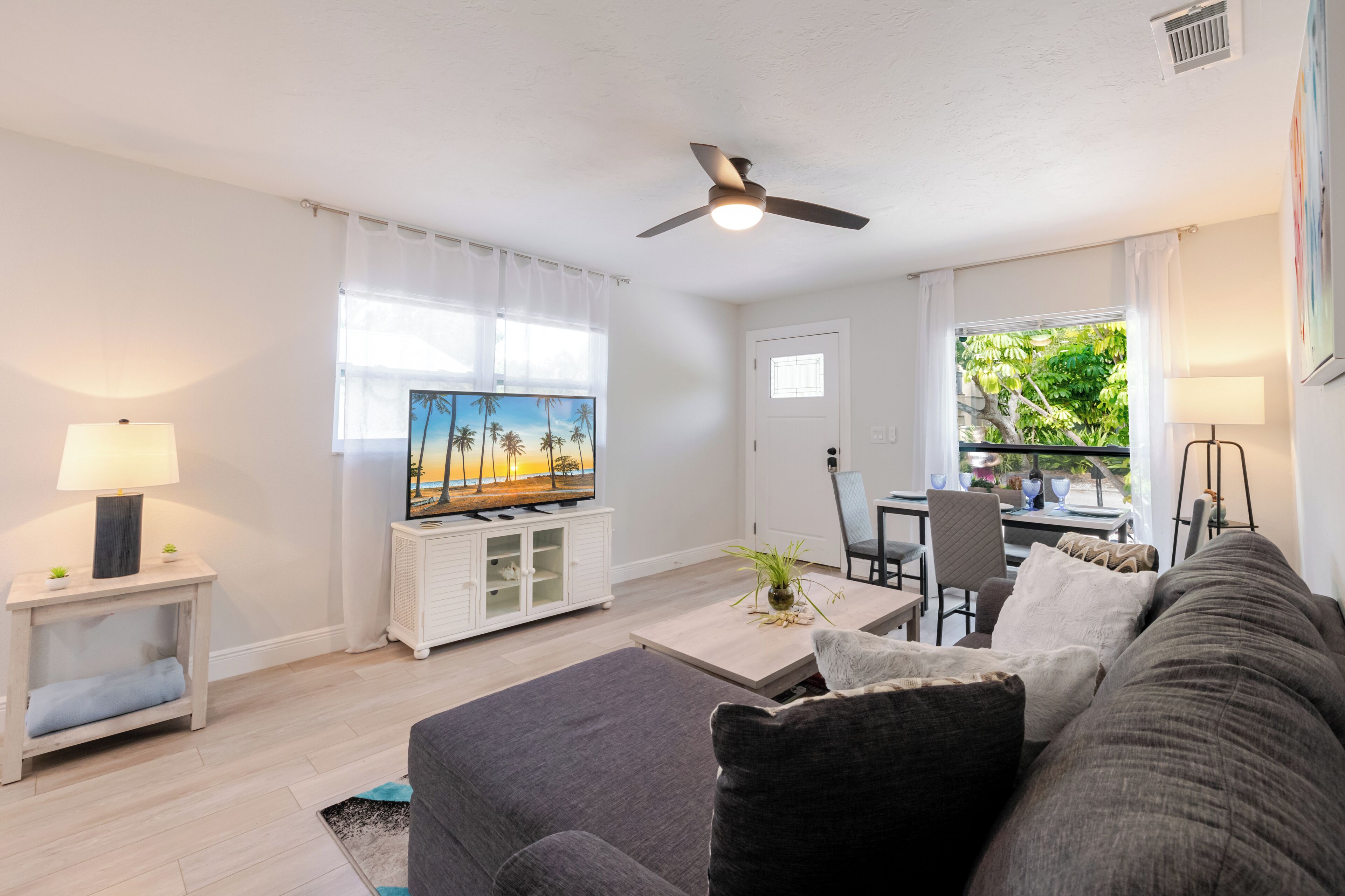 Roaring Palms - Open, Airy, Perfectly Located - Sarasota, FL