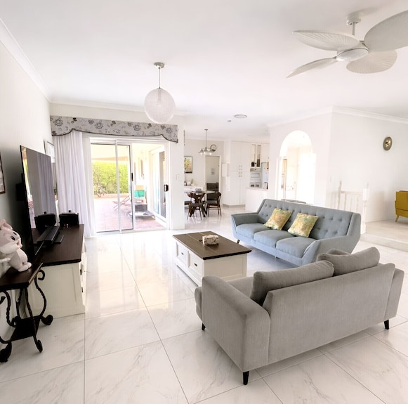 Seaside Luxury Oasis | 4 Bedrooms | Central Air Conditioning - MacLeay Island